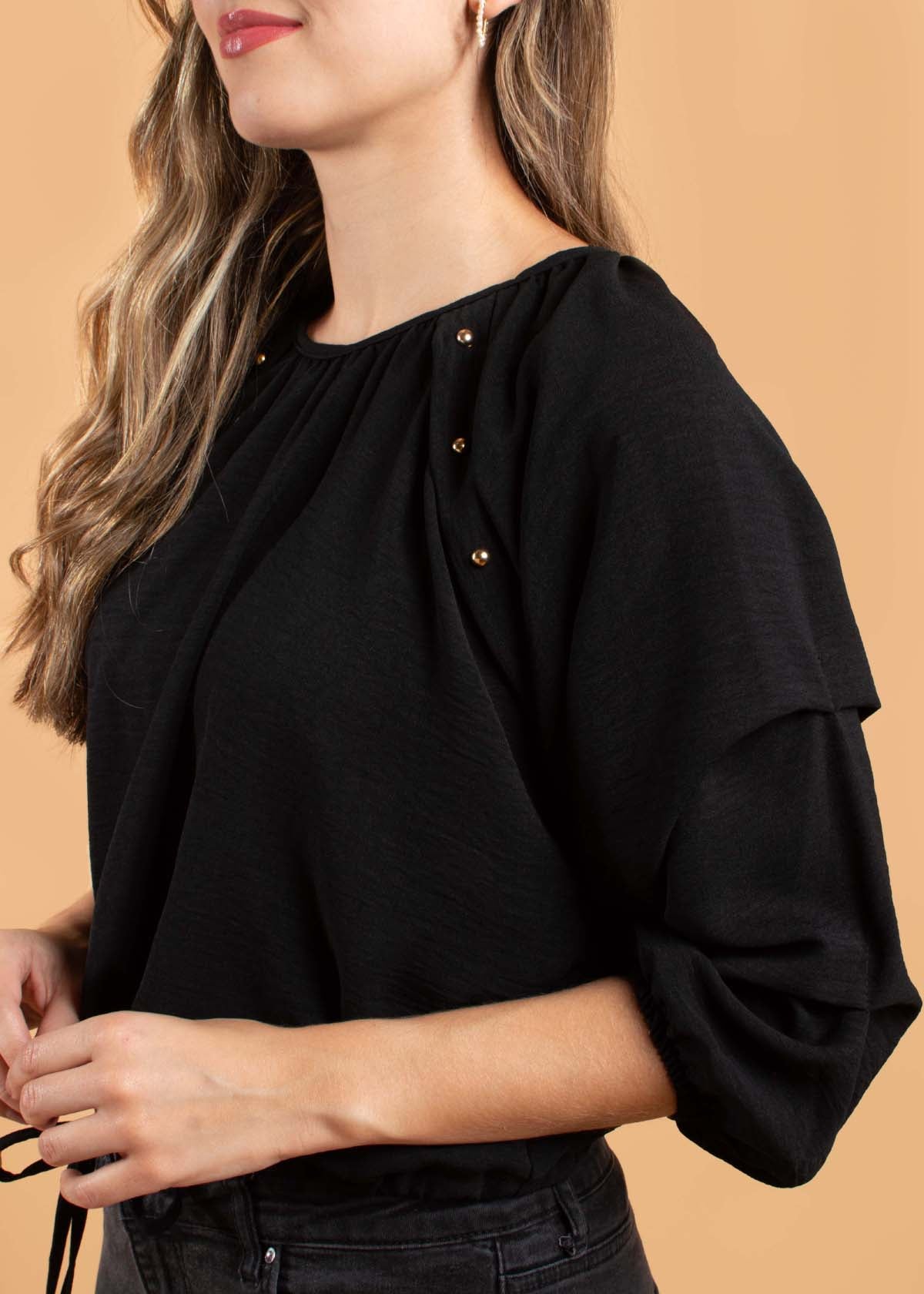 Blusa color negro con moño en abdomen y taches 104407