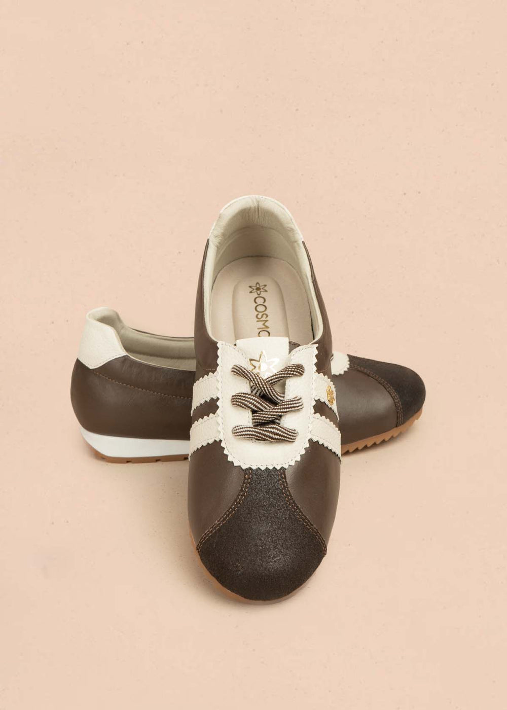 Deportivo en cuero color café estilo clásico y doble franja lateral 10