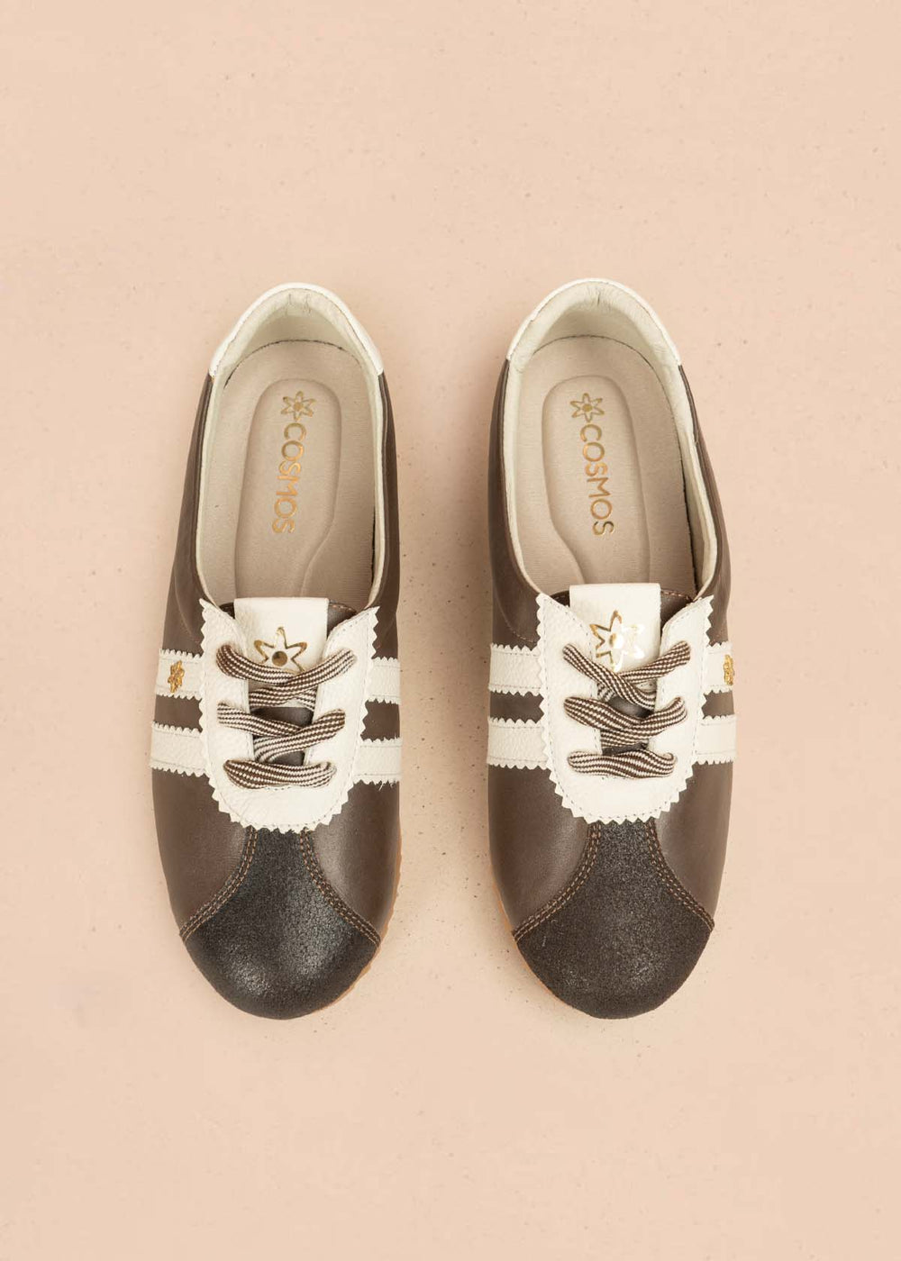 Deportivo en cuero color café estilo clásico y doble franja lateral 10